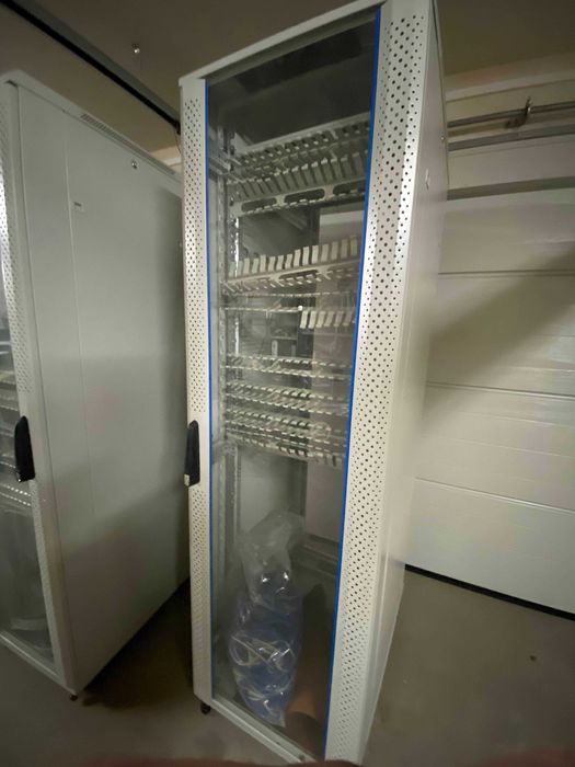 Sprzedam szafe RACK 19” (890 mm) 42U TOTEN Ojrzanowo • OLX.pl
