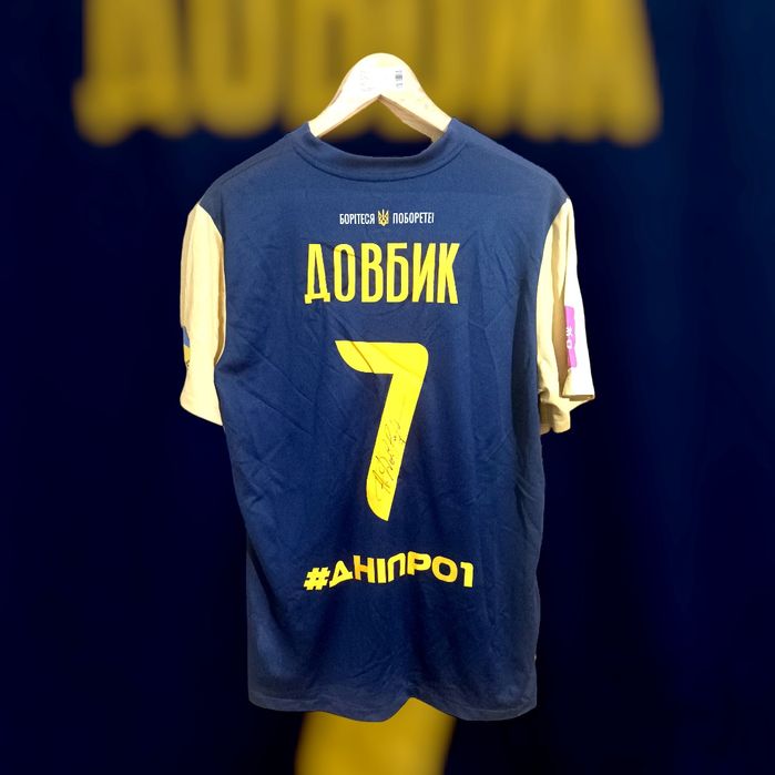 Футболка с автографом Артёма Довбика: 24 000 грн. - Колекціонування ...