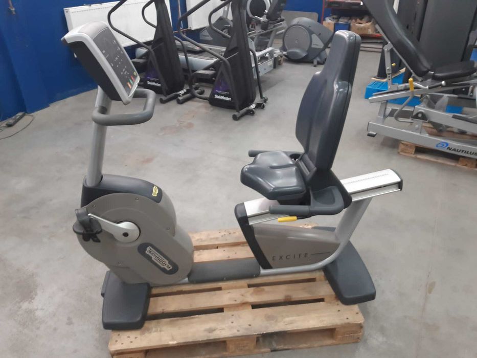 Super wygodny, mocny rower treningowy stacjonarny Technogym Excite 500 ...