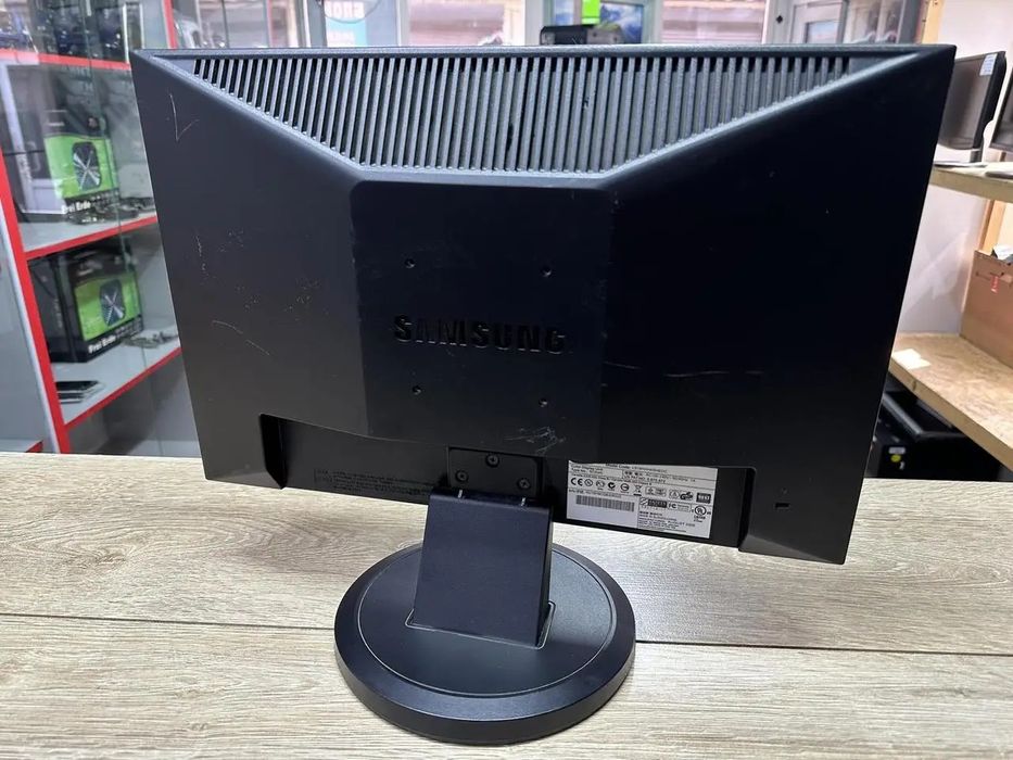 Тонкий, легкий TFT монитор Samsung 19 дюймов, в идеале с кабелями: 750 ...