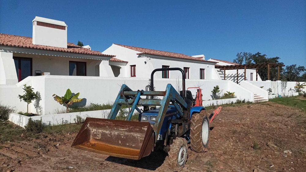 Hinomoto E2304 com pá carregadora e rectro Afrimate BH 660 Grândola E ...