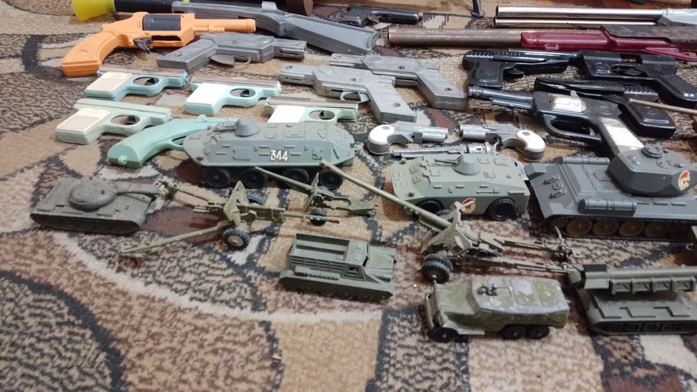 Разные детские игрушки ссср пистолеты автоматы ружья военая техника ...