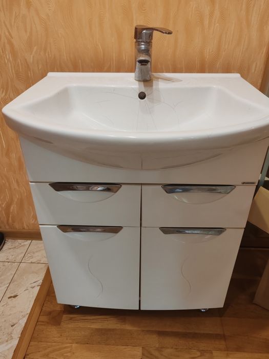 Умивальник з тумбою змішувач 1 500 грн Меблі для ванної кімнати