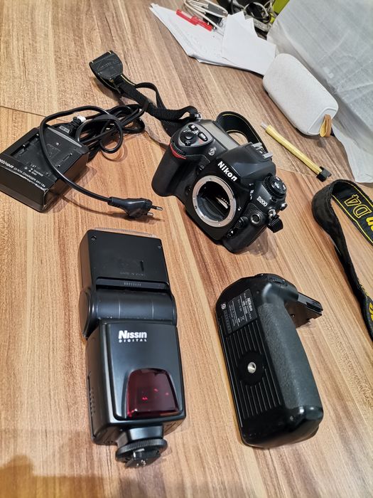 Kit Nikon D200 flash + punho + corpo D200 Mexilhoeira Grande • OLX.pt