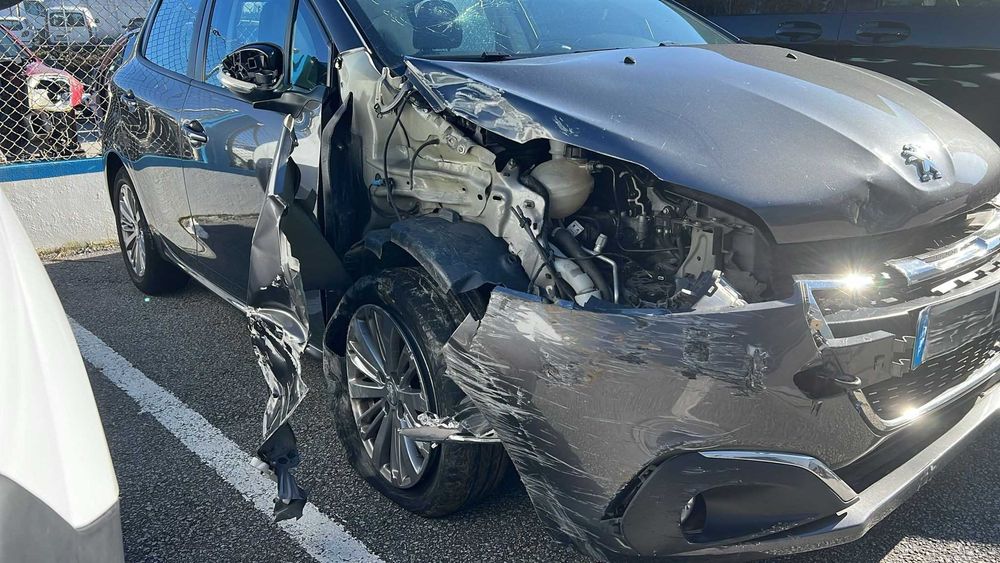 Peugeot 208 Signature 1.5 BlueHDi - SALVADO Nogueira da Regedoura • OLX.pt