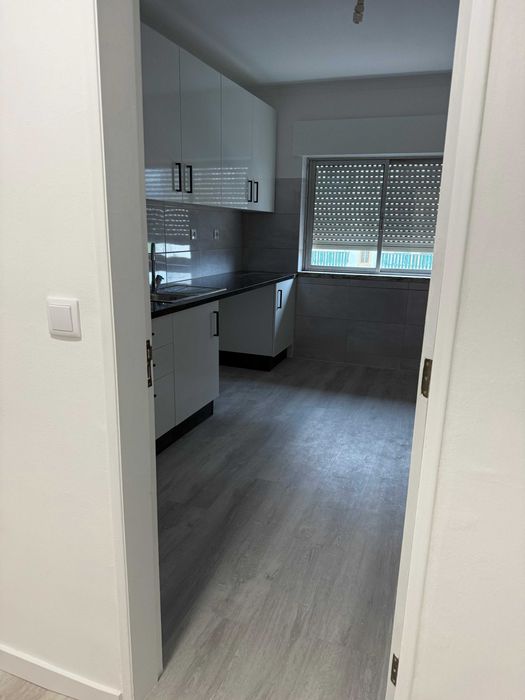 Arrendo T2 Remodelado com 3 assoalhadas no Carregado Carregado E Cadafais • OLX.pt