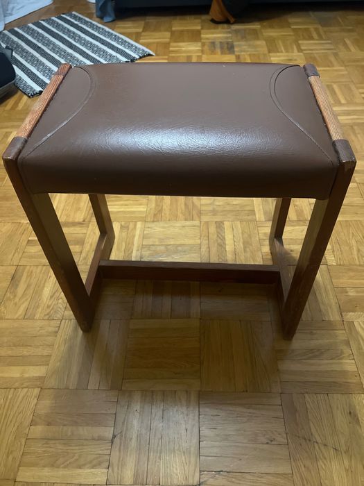 Taboret drewniany z brązowym siedziskiem – Wooden stool w/ brown seat ...