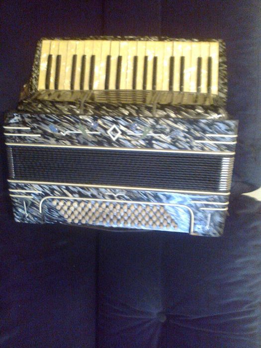 Sprzedam akordeon 80 bas niemiecki Darłowo Centrum • OLX.pl
