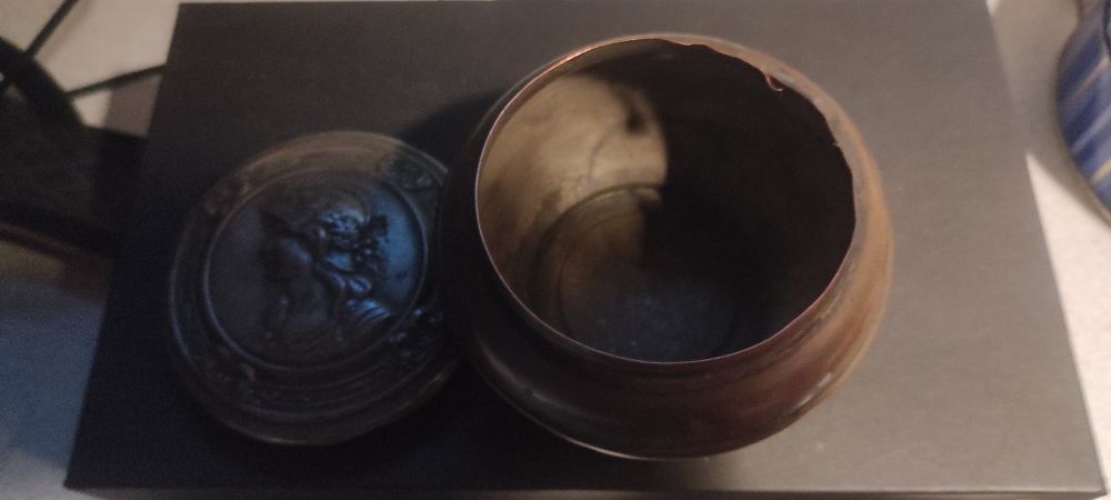 Caixa muito bonita e antiga Alcântara • OLX.pt