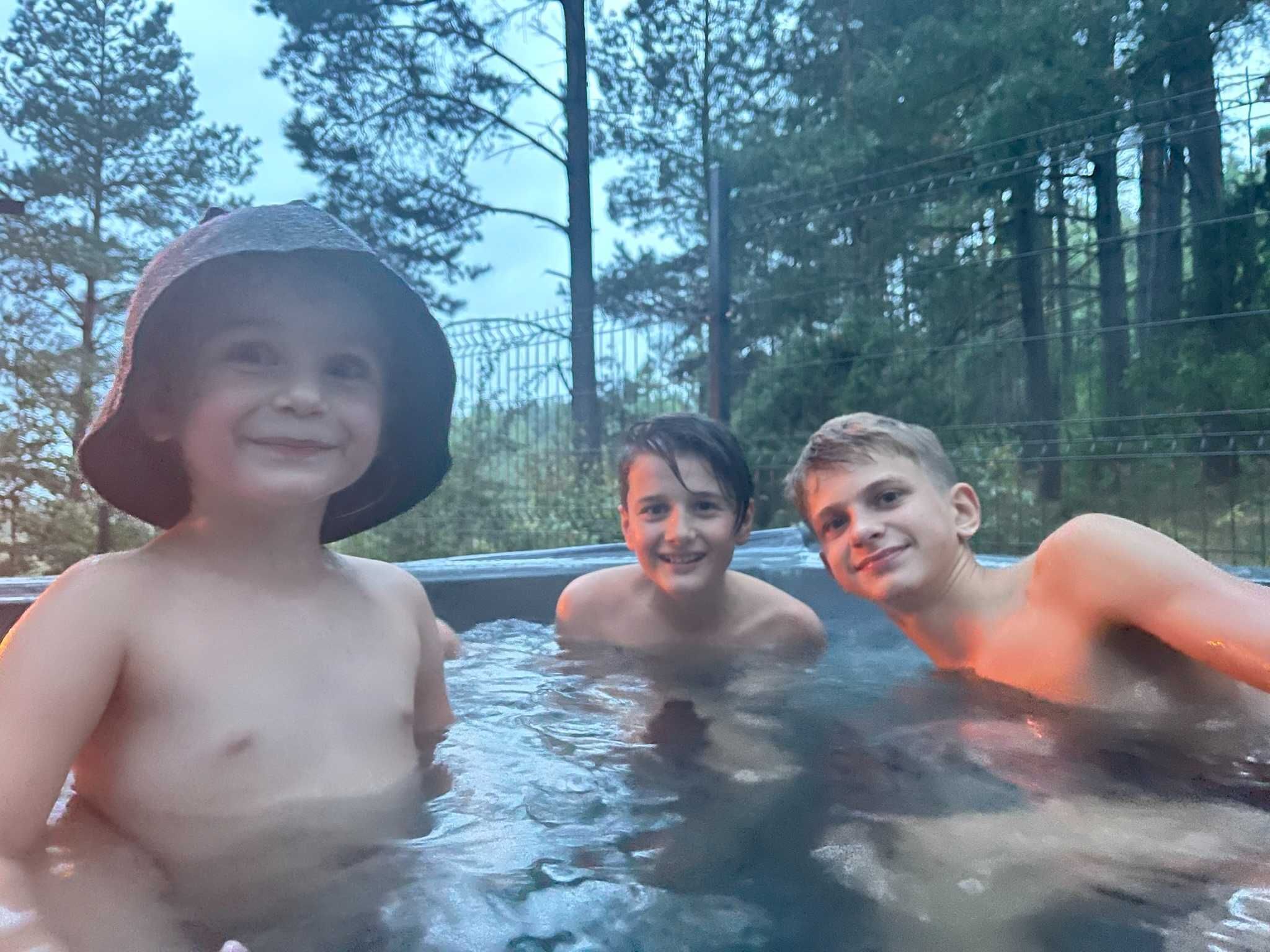 Domek na wzgórzu w lesie z jacuzzi do wynajęcia Piękny widok i miejsce ... Domek na wzgórzu w lesie z jacuzzi do wynajęcia Piękny widok i miejsce ...