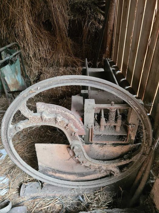 Zabytkowa Drewniano Metalowa Sieczkarnia Ręczna Kierat Wyszków • OLX.pl