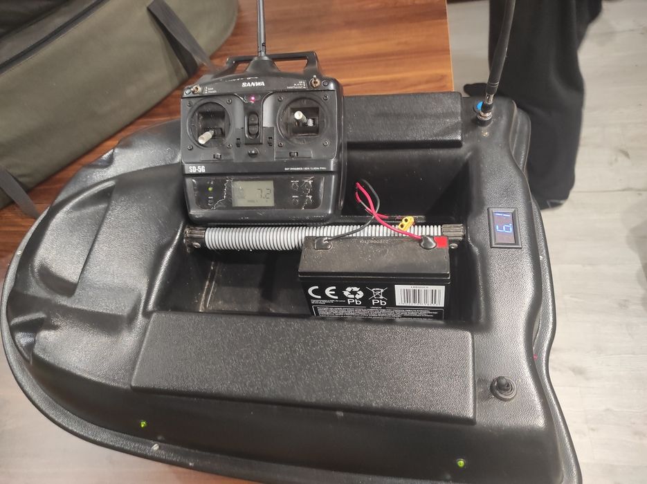 Łódka zanętowa na kadłubie fish Hunter plus torba transportowa Pszenno ...