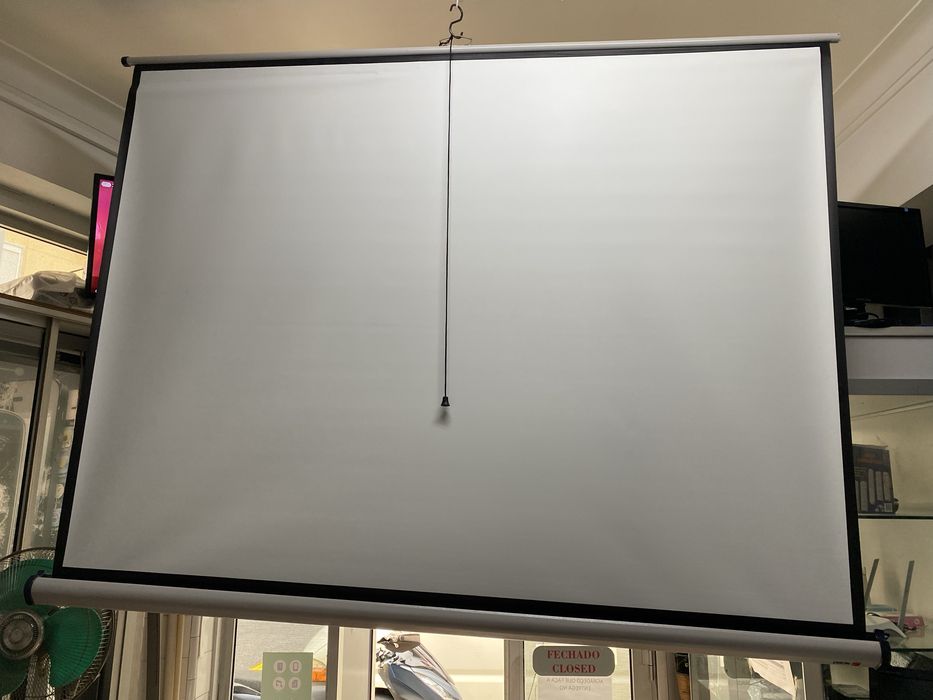 Tela retratil para projector Venteira • OLX.pt