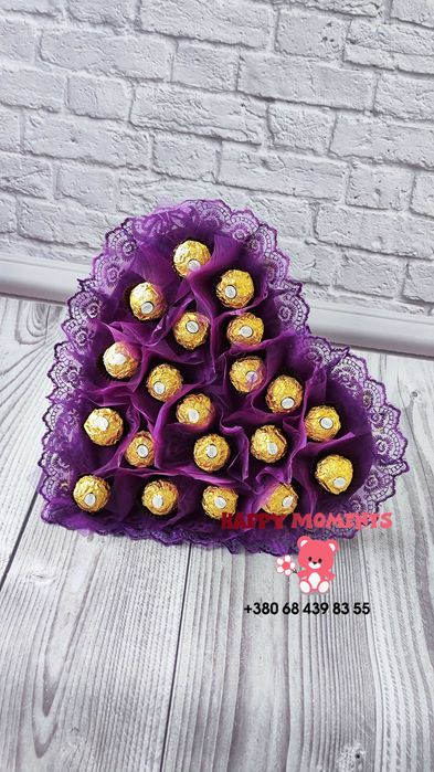 Букет з цукерок Ferrero Rocher у формі серця з цукерками с конфетами