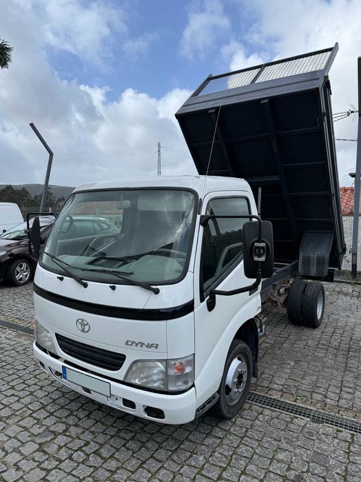 Toyota dyna basculante Várzea • OLX.pt