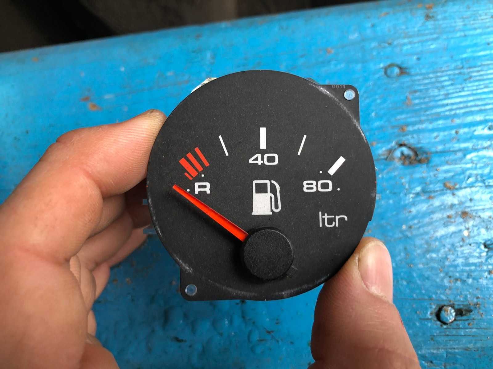 Указатель уровня топлива Ауди 100 с4 в панель приборов Audi 100 c4: 300 ...