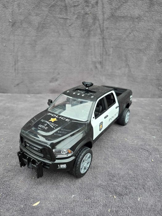Dodge policyjny RAM 2500 z policjantem Bruder Siedlce • OLX.pl