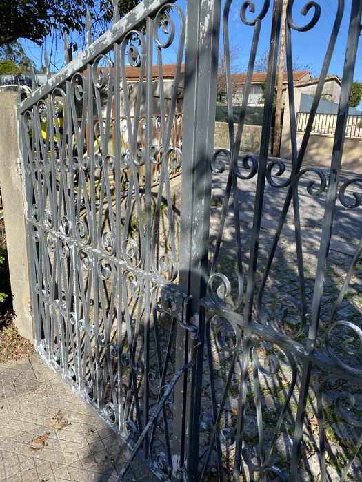 Grades com cerca de 80 metros mais portao Monte Córdova • OLX.pt