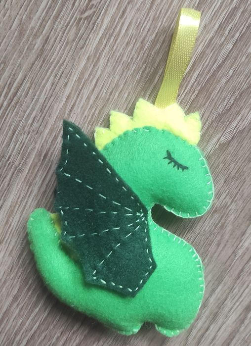 Іграшка на ялинку Дракон з фетру ручної роботи Символ 2024 року 120 грн Витвори майстрів