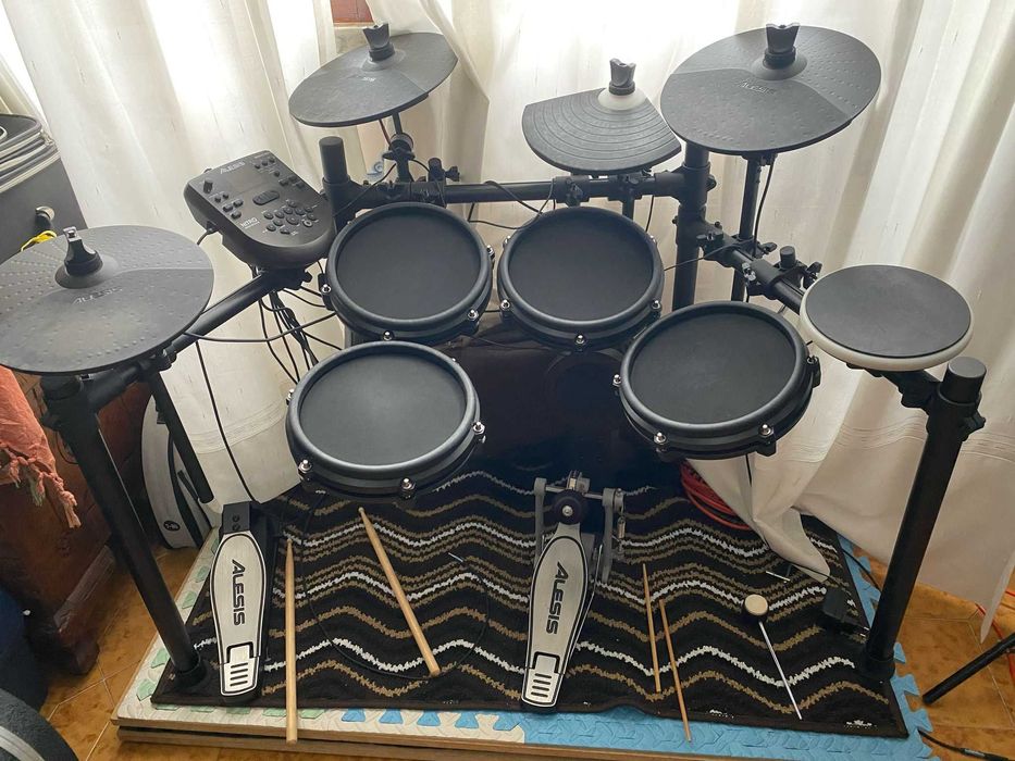 Bateria Eletrônica Alesis Nitro Mesh Kit - Impecável! Venteira • OLX.pt