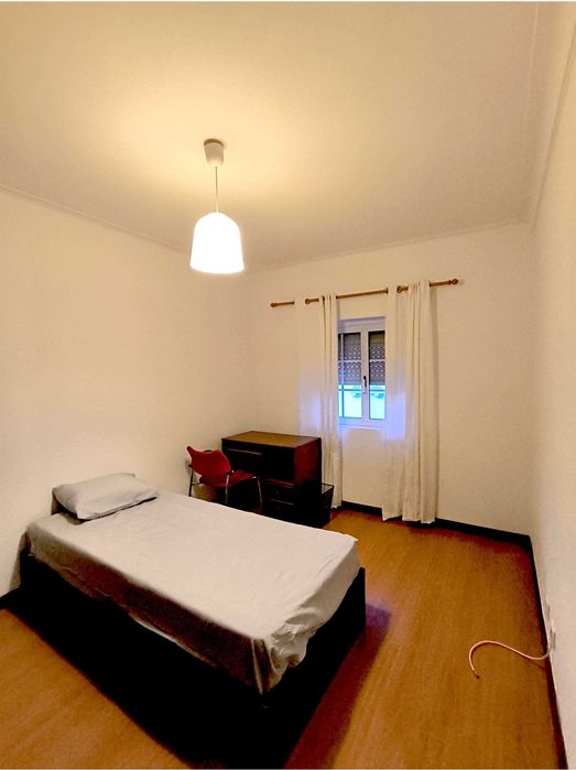 Quarto para arrendamento a estudante Campolide • OLX.pt