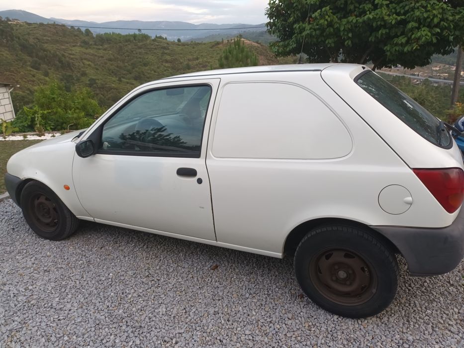 Ford Fiesta 1.8D Comercial Lufrei • OLX.pt
