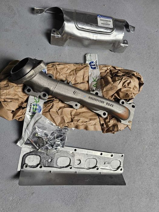 Kolektor wydechowy lewy kompletny z uszczelką Dodge Ram 1500 IV gen ...