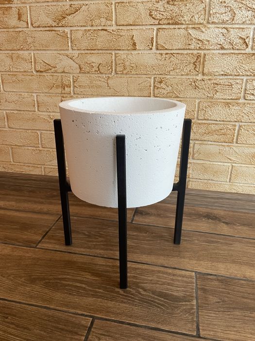 Бетонне кашпо на металевій підставці 1 000 грн Інші товари для дому