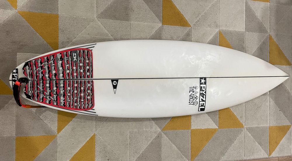 Prancha de surf Pyzel Ghost 5’10 ; Vem com quilhas future também ...