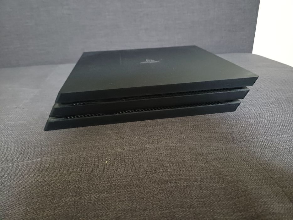 Ps4 pro + 5 ігор , та 2 геймпади: 10 000 грн. - Приставки Київ на Olx