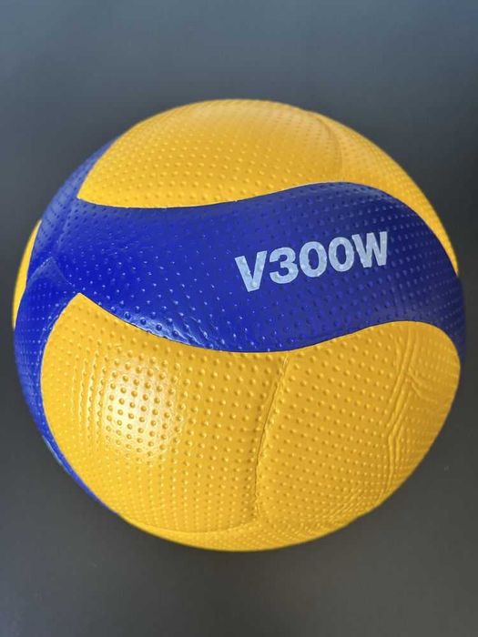 Волейбольний м'яч Mikasa V300W: 2 300 грн. - Інші види спорту Галич на Olx