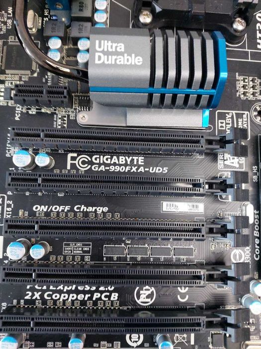 Материнська плата Gigabyte GA-990FXA-UD5 AM3+: 900 грн. - Комплектуючі ...
