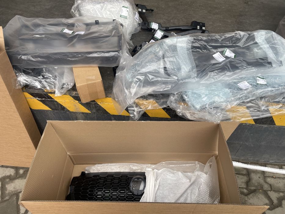 Решітка в бампер рамка Jaguar i pace Нова T4K9863 T4A18490: 1 000 грн ...