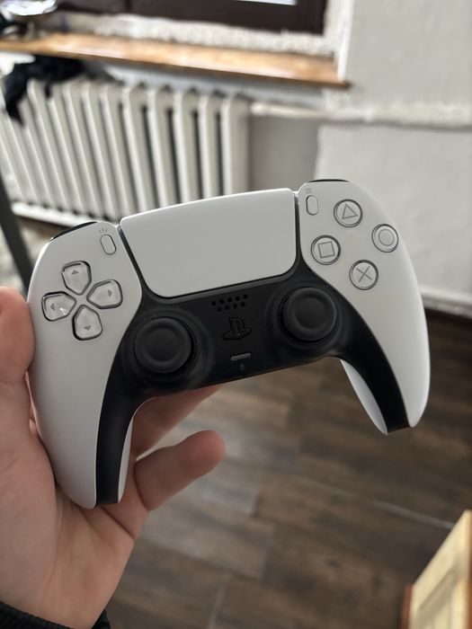 Pad DualSense do PlayStation 5 – stan bardzo + gratisowy pad dobry ...