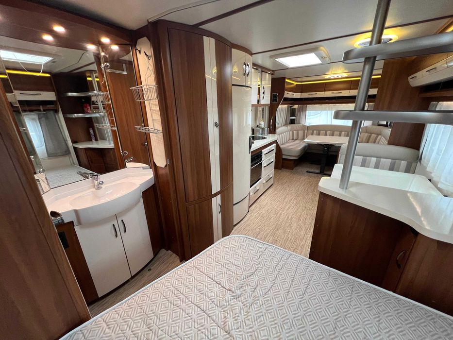 Przyczepa kempingowa Hobby 645 VIP z miejscem na kempingu Sun4Hel ...