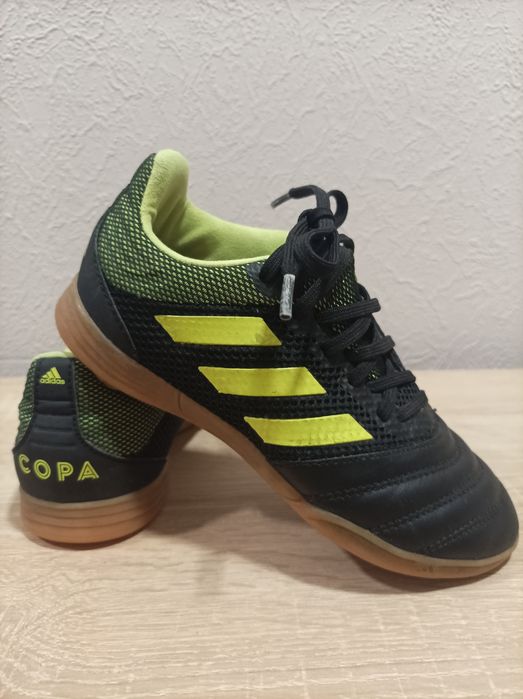 Футзалки дитячі adidas 33 розмір: 450 грн. - Футбол Ходорів на Olx
