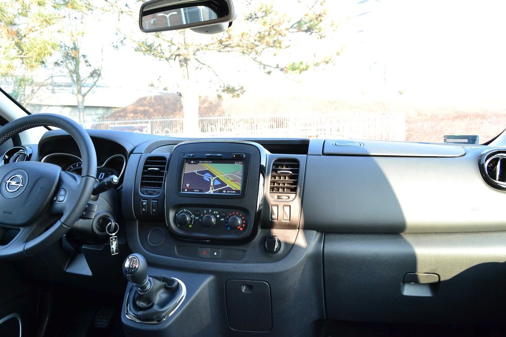 Wynajem busa osobowego, wypożyczalnia busów Opel Vivaro Warszawa ...