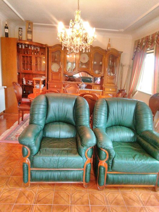 Sofá e Poltronas em pele verdadeira Povolide • OLX Portugal