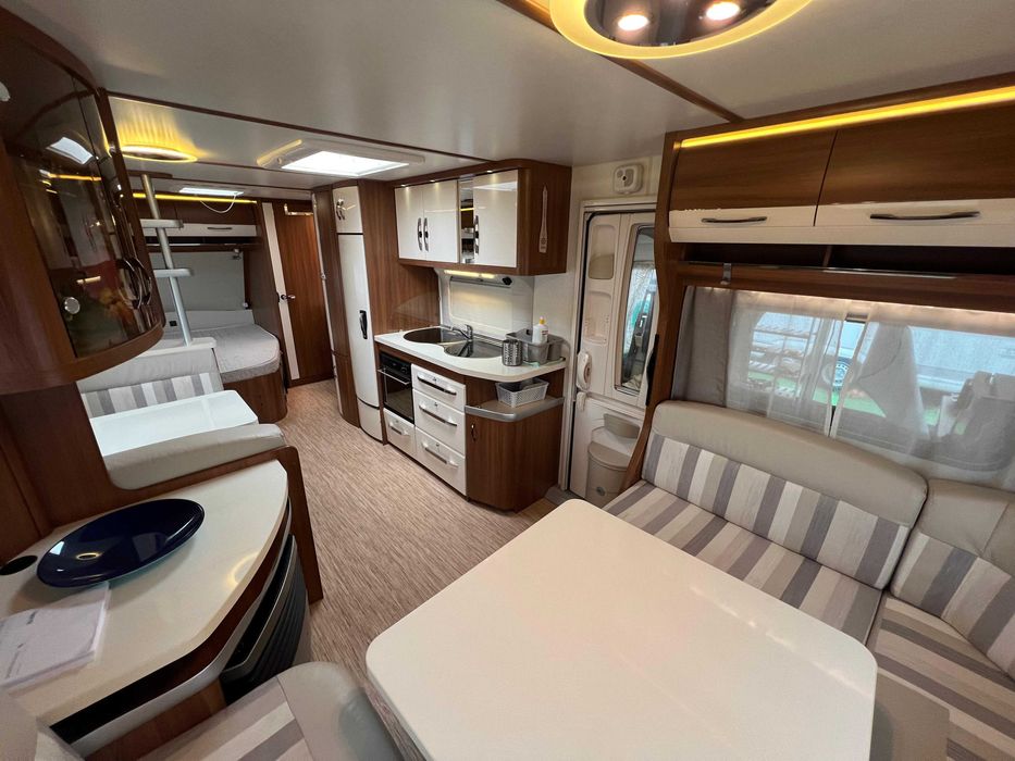 Przyczepa kempingowa Hobby 645 VIP z miejscem na kempingu Sun4Hel ...