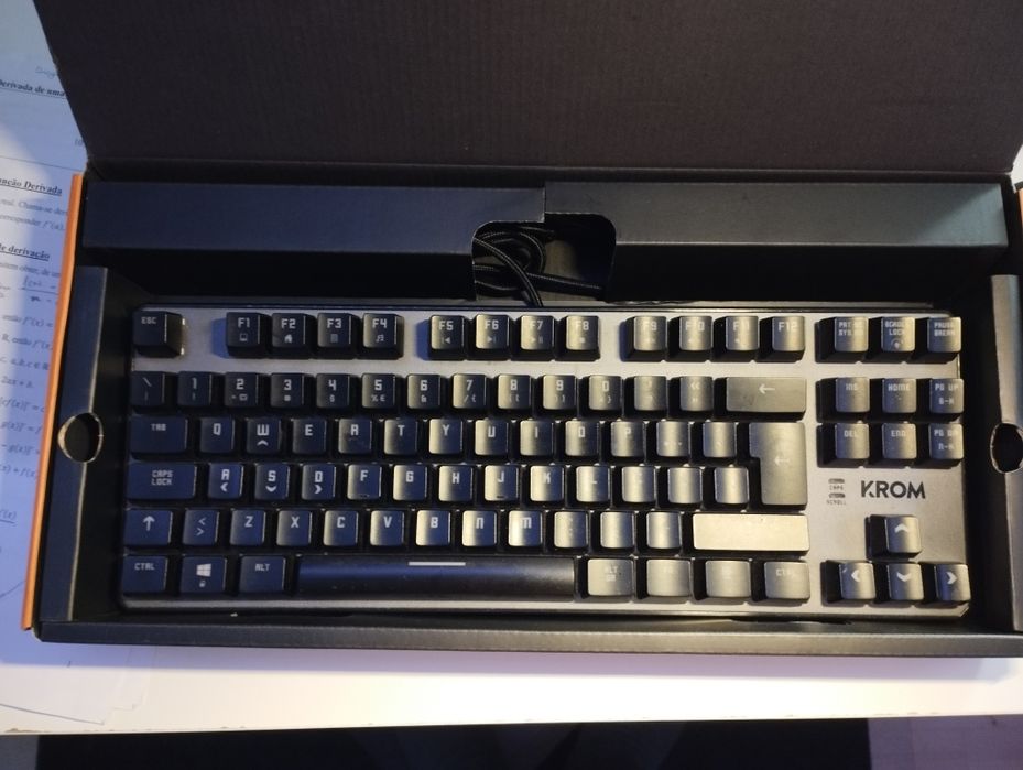 Teclado Mecânico Krom Kernel TKL RGB PT Lumiar • OLX Portugal