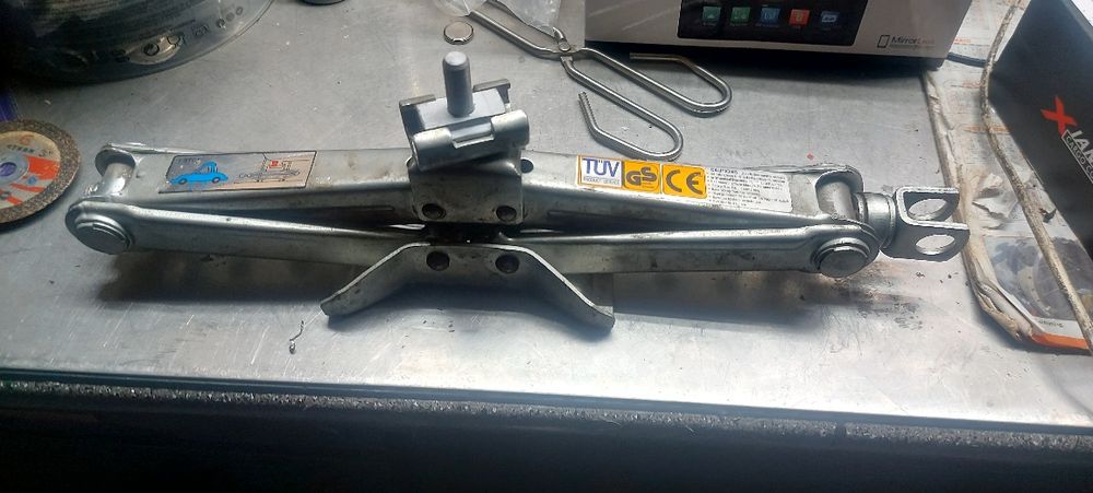 Macaco 'tesoura" para automovel 1.5 Ton Alhandra, São João Dos Montes E ...