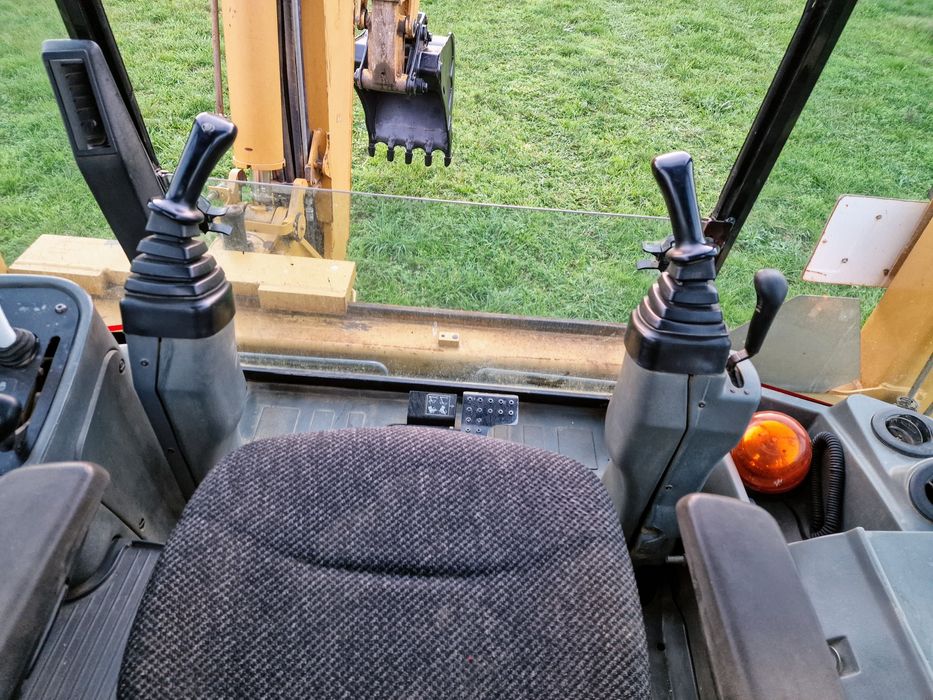 Retroescavadora cat 442 d Loureira • OLX Portugal