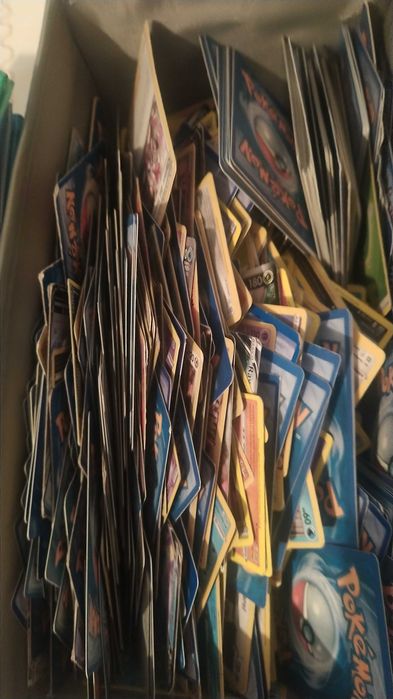 Vendo caixa de Pokémon Guarda • OLX Portugal