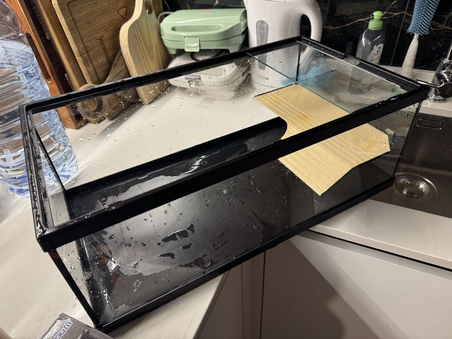 Vendo Aquári de Vidro Tortum + Doseador e Acessórios Campanhã • OLX.pt