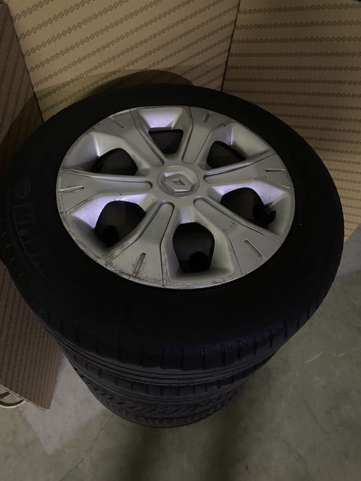 Jantes 15” de 5 furos com pneus 195/65/15 Grijó E Sermonde • OLX.pt