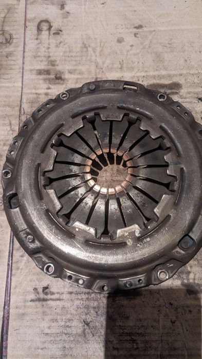 Корзина щеплення з вижимним підшипником 1 2тді 1 000 грн Маховики та їхні компоненти