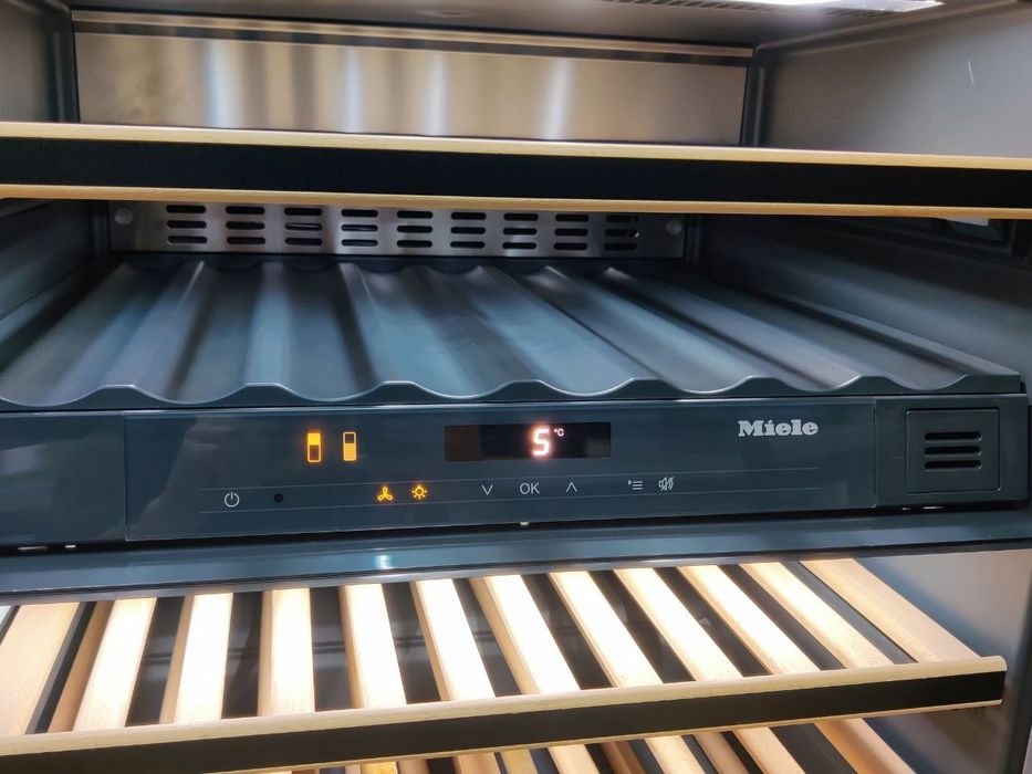 Miele™ KWT 6322UG. Встраиваемый под столешницу винный холодильник 2022: ...