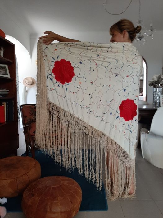 Xaile antigo "Manton de Manila" em seda Benfica • OLX.pt