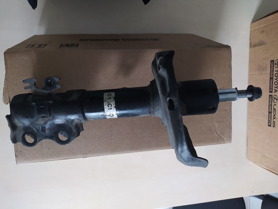 Амортизатори (стійки) передні, лівий та правий Toyota Corolla 2019- e2 ...