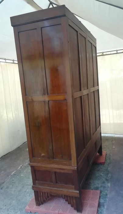 Guarda-fatos Roupeiro antigo em madeira maciça com espelhos e gavetão ...